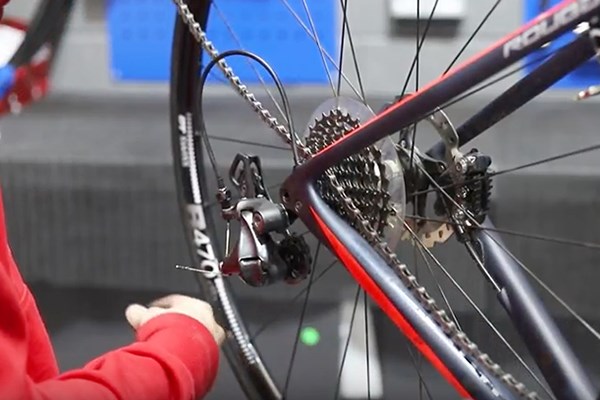 How to Remove and fit your chain | Tredz Bikes